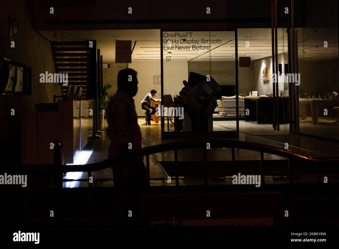 Closed mobile phone showroom hi-res stock photography and images - Alamy