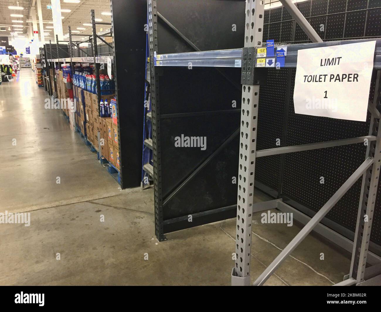 Costco shoppers toilet paper hi-res stock photography and images - Alamy