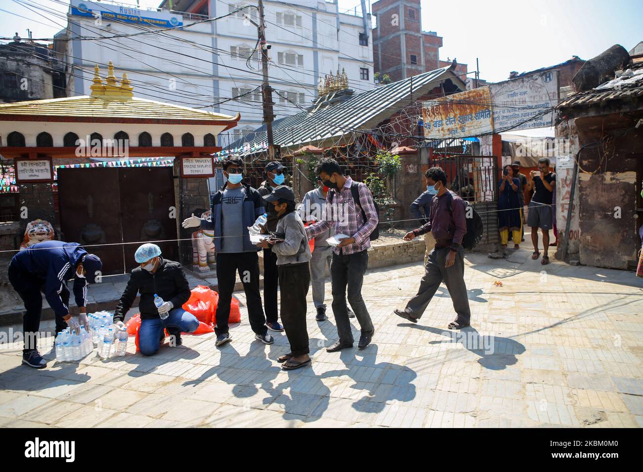 Distributing emergency food water hi-res stock photography and images ...
