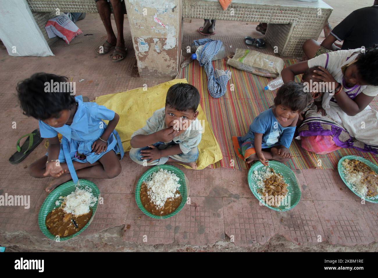 Emergency crisis emergency shelters hi-res stock photography and images ...