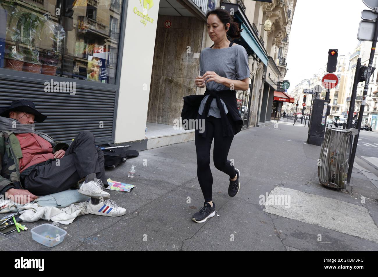 Homeless women in paris hi-res stock photography and images - Alamy
