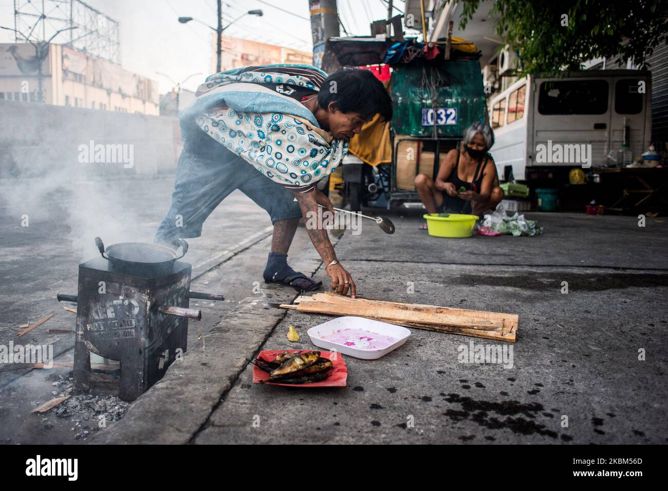 People along manila street philippines hi-res stock photography and ...