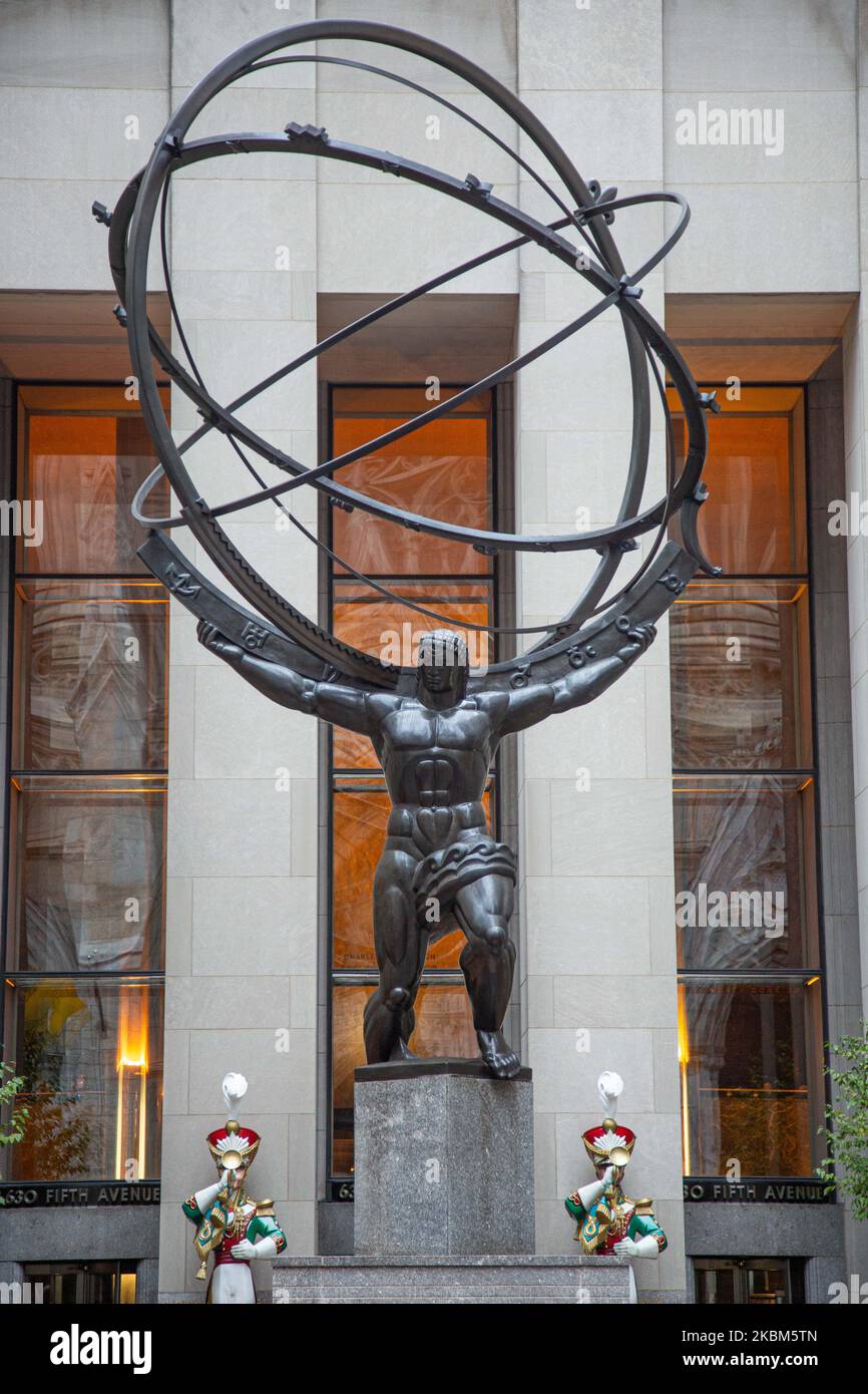Atlas bronze statue at Rockefeller Center in Fifth Avenue, New York ...