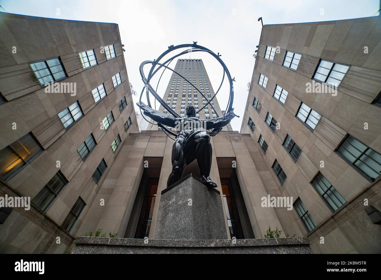 Atlas bronze statue at Rockefeller Center in Fifth Avenue, New York ...