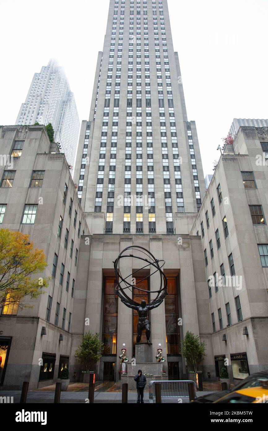 Atlas bronze statue at Rockefeller Center in Fifth Avenue, New York ...