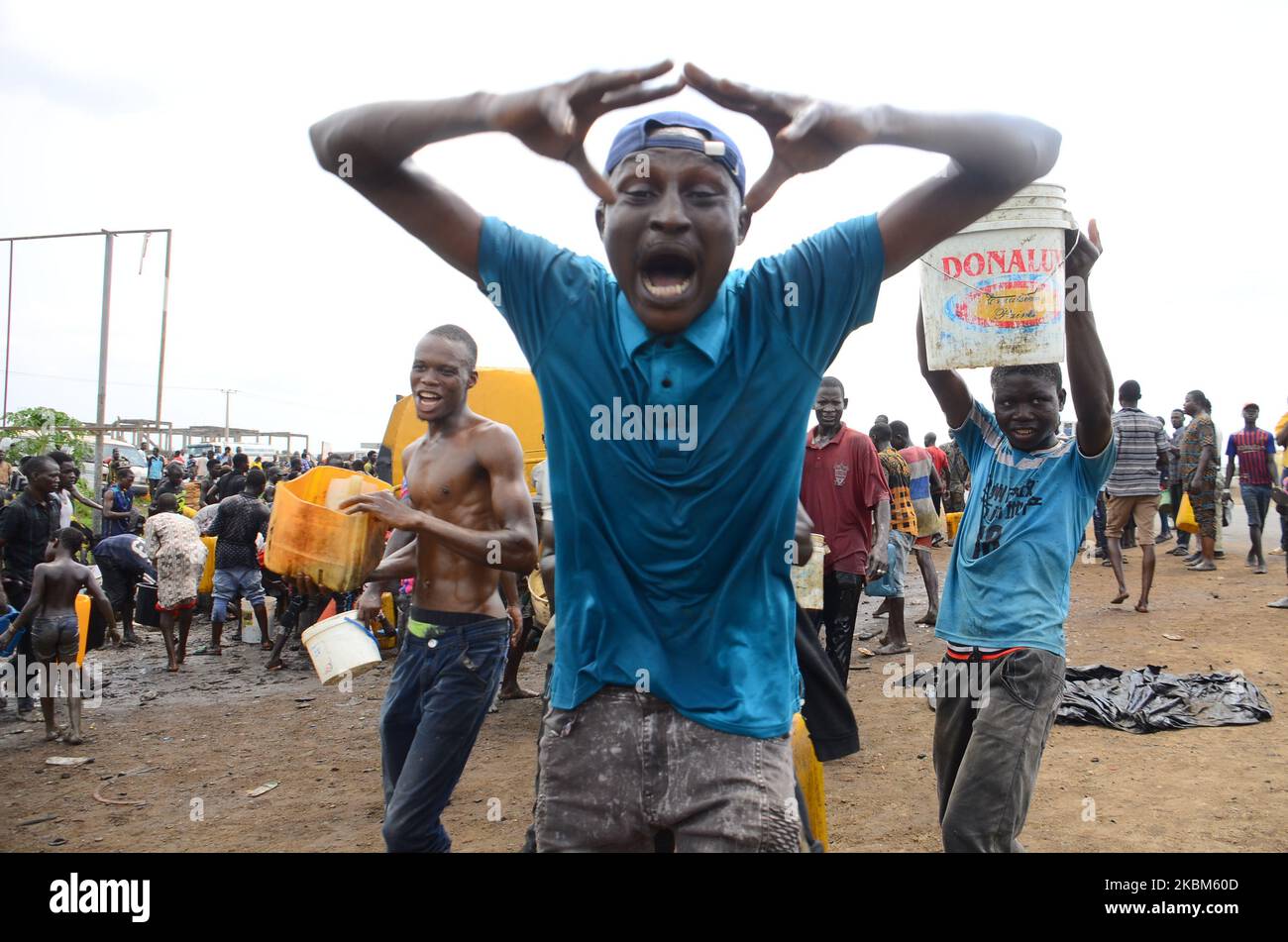 A man express his anger conerning the bad governemnt after a fallen ...