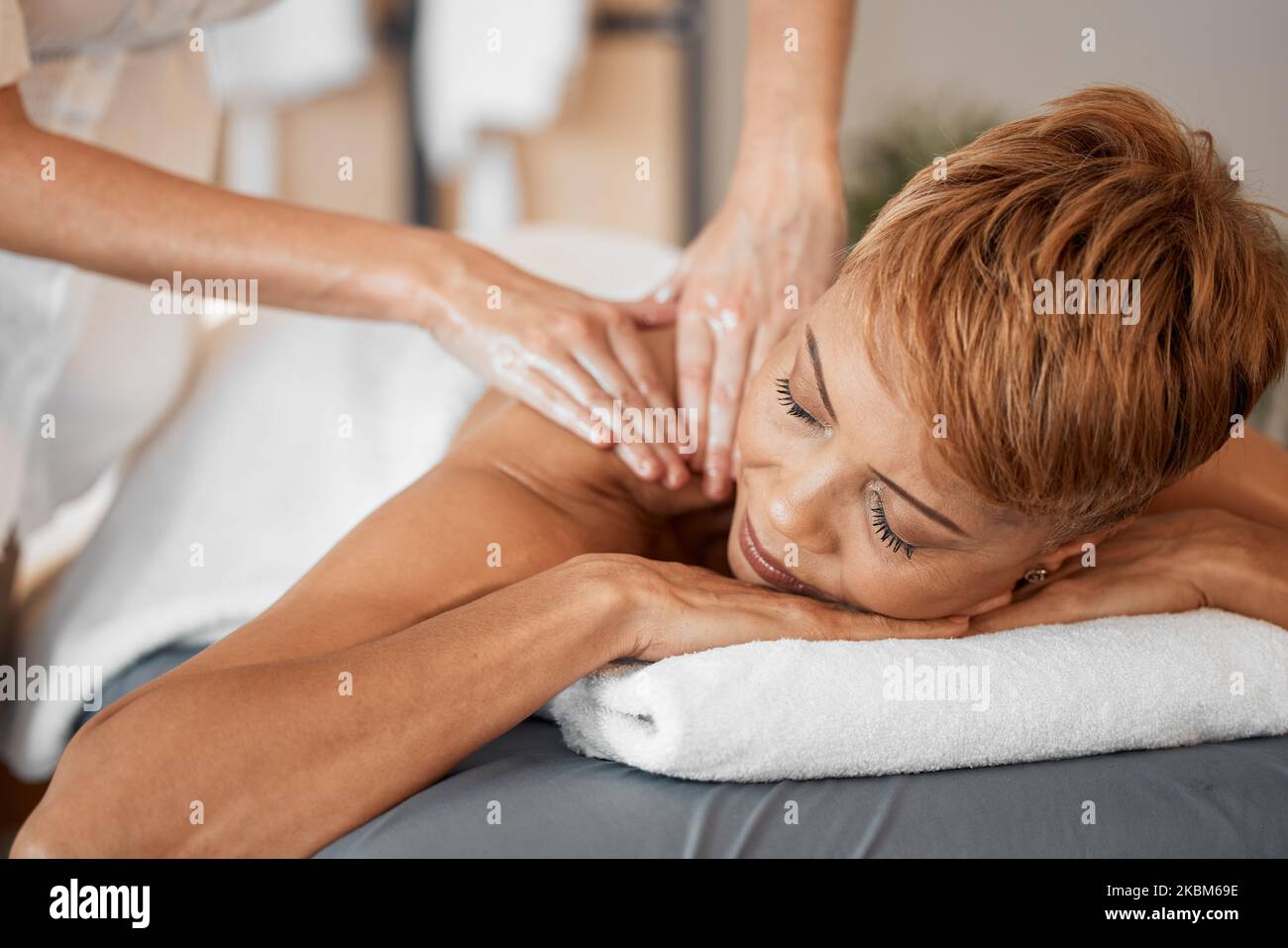 Spa salon relaxing massage woman hi-res stock photography and images ...