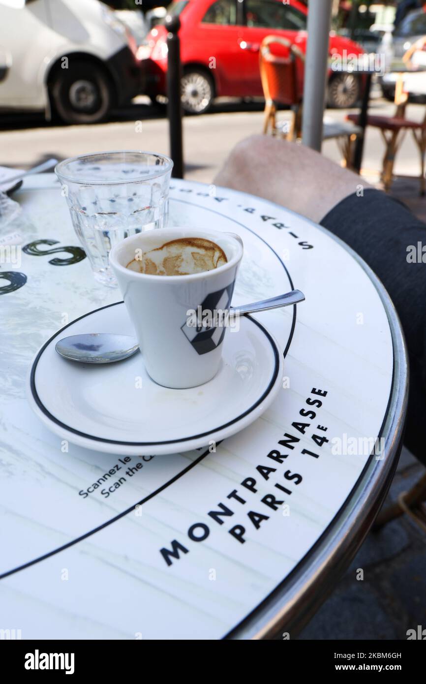 Espresso table paris hi-res stock photography and images - Alamy