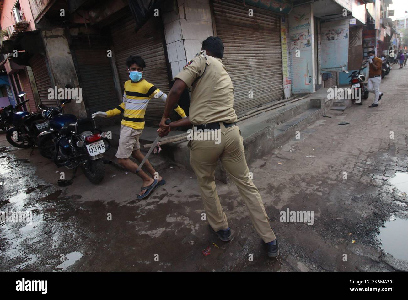 Mumbai police officer hi-res stock photography and images - Alamy