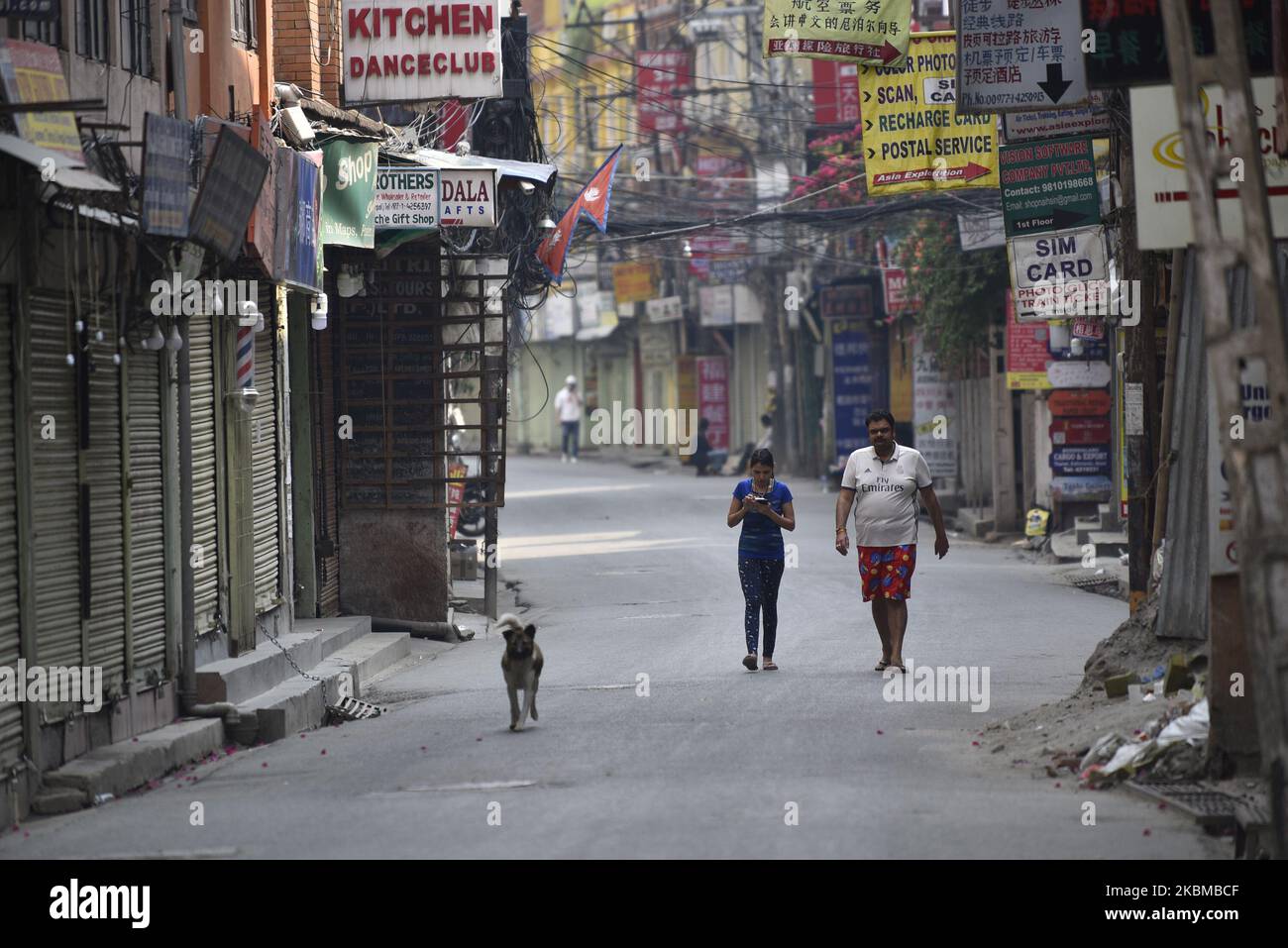 Narrow alleys of thamel tourist industry area hi-res stock photography ...