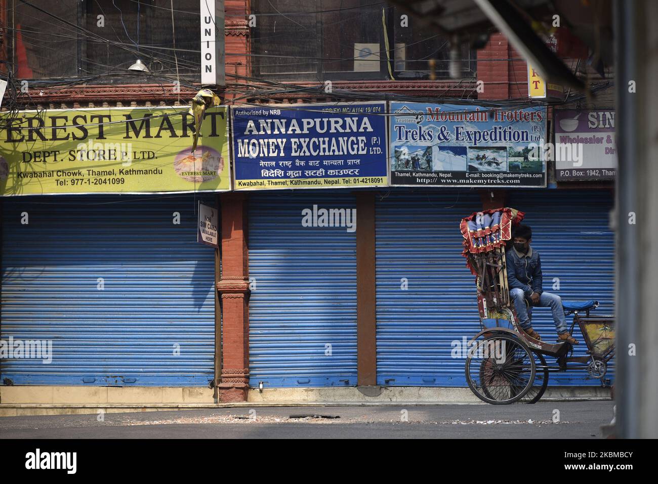 Narrow alleys of thamel tourist industry area hi-res stock photography ...