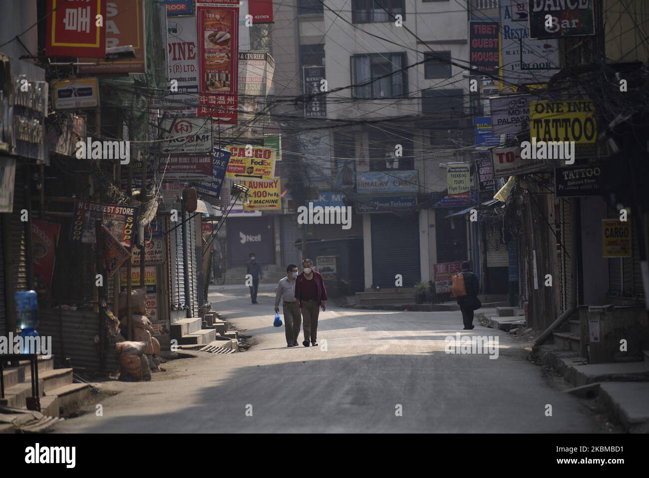 Narrow alleys of thamel tourist industry area hi-res stock photography ...