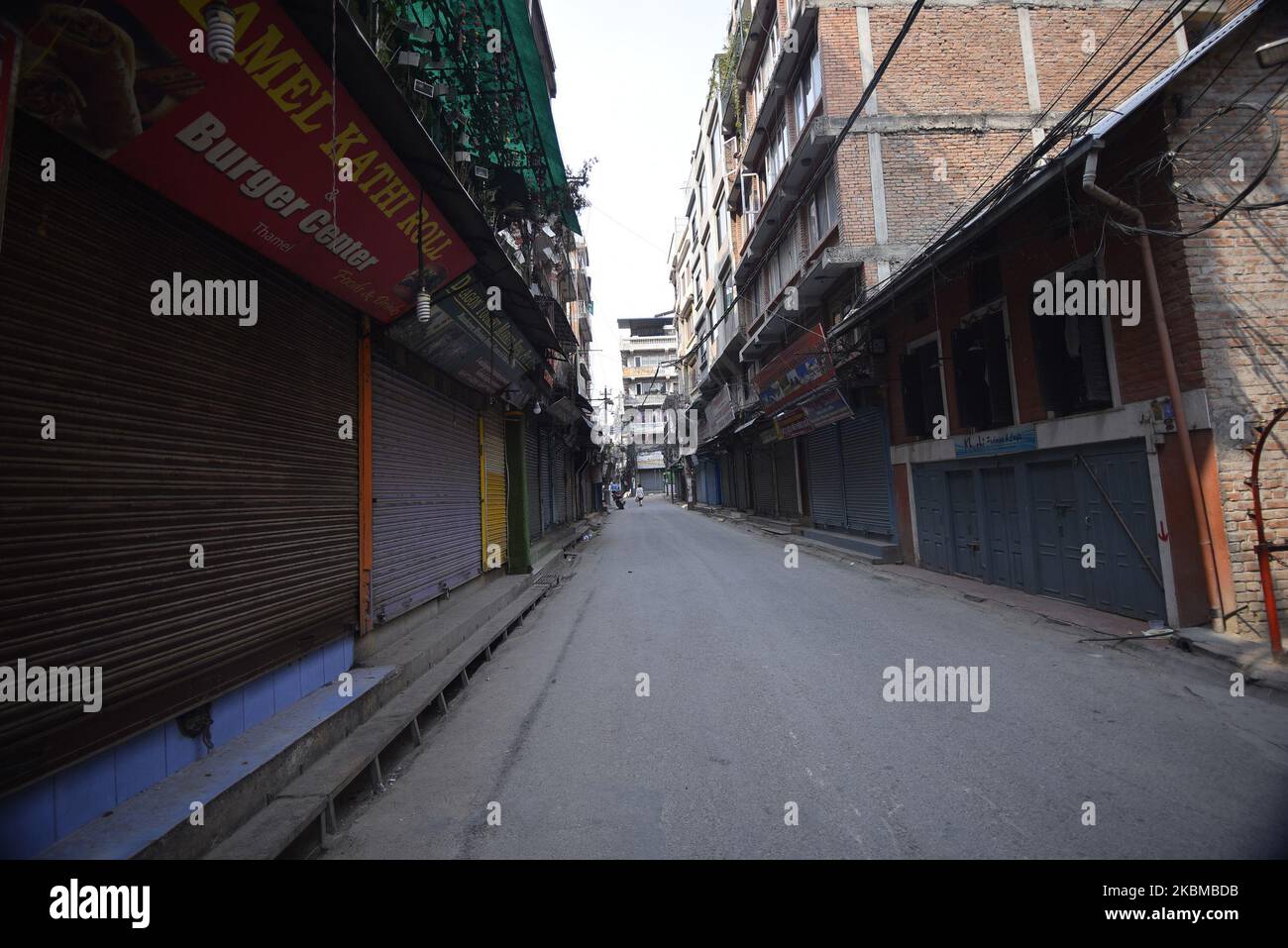Narrow alleys of thamel tourist industry area hi-res stock photography ...