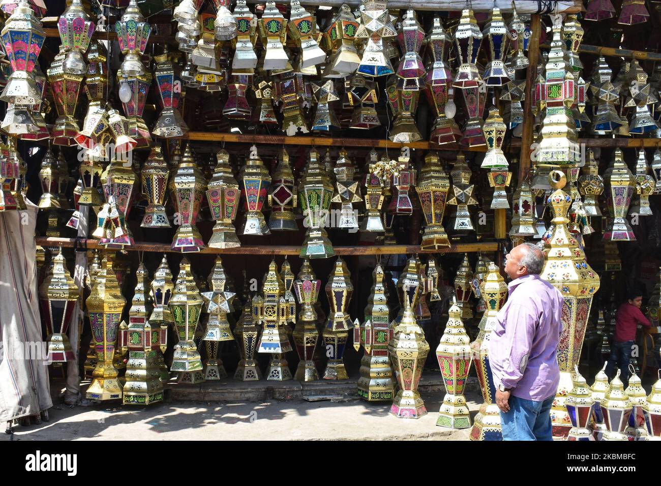 Ramadan lanterns people hi-res stock photography and images - Alamy