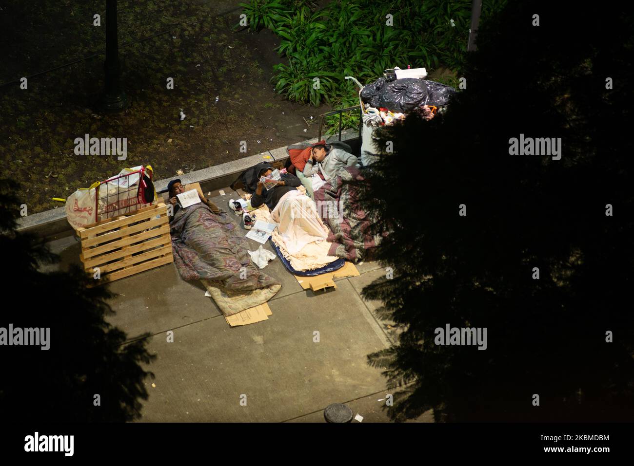 Group of homeless reading hi-res stock photography and images - Alamy