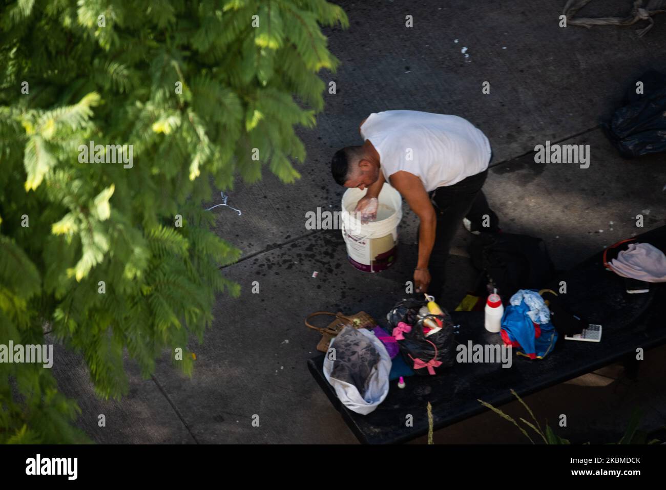 A homeless washing his face in Buenos Aires, Argentina. (Photo by Mario ...