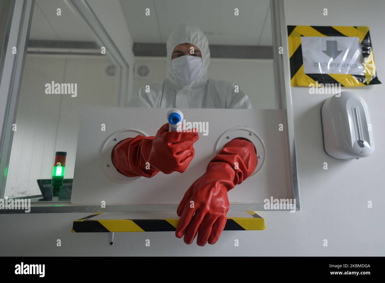 Contactless solution hi-res stock photography and images - Alamy