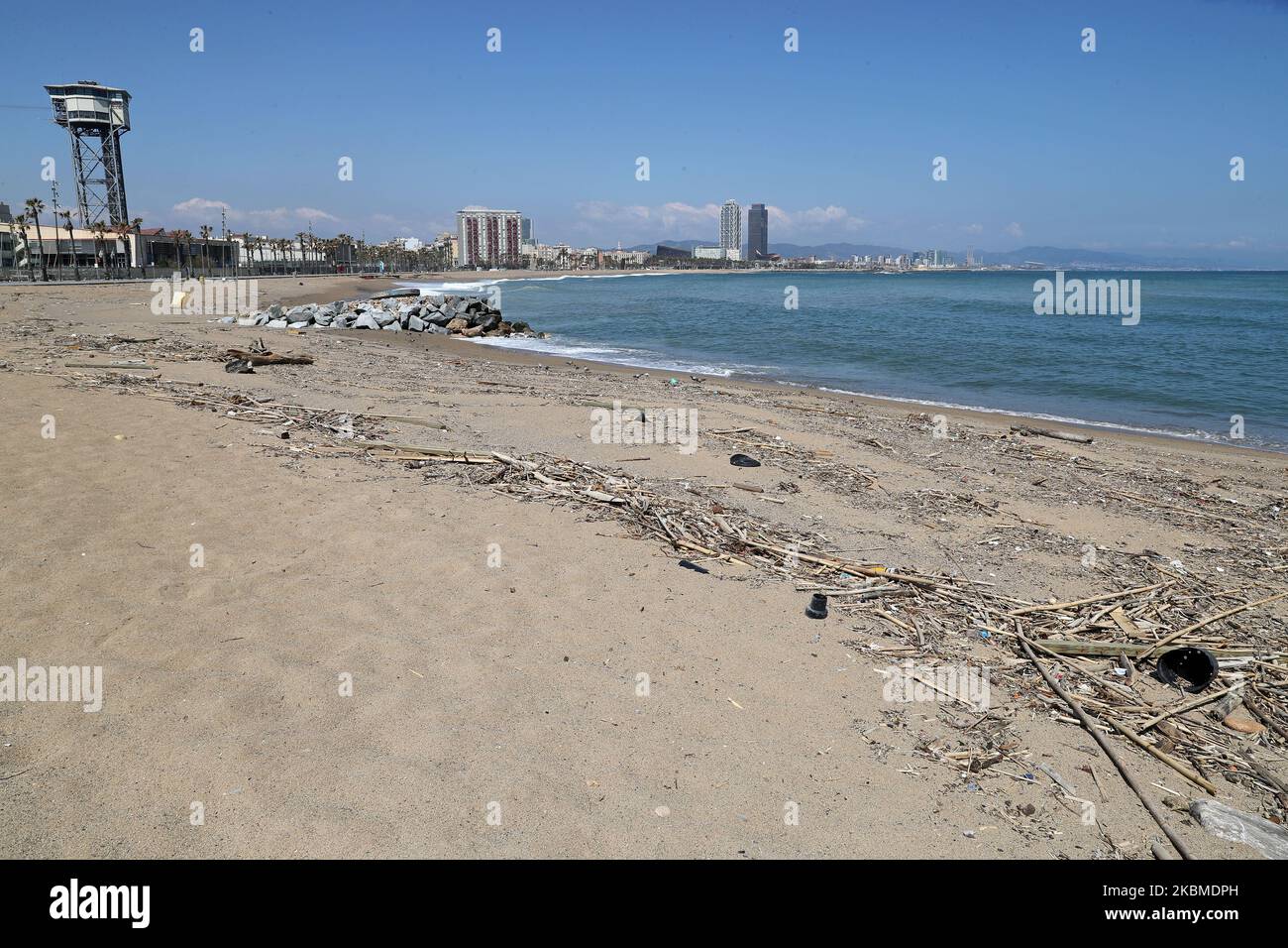 The beach on the first day without total confinement, in Barcelona on ...