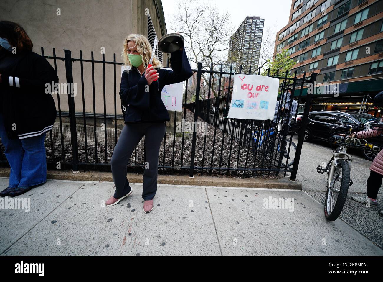 New Yorkers applaud medical front line workers at NYU Langone hospital ...