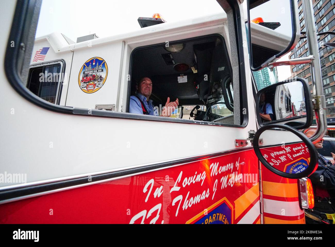 New Yorkers applaud medical front line workers at NYU Langone hospital ...