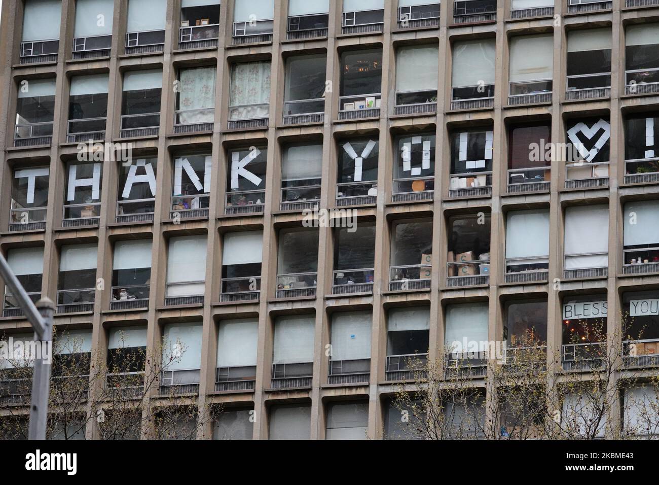 New Yorkers applaud medical front line workers at NYU Langone hospital ...