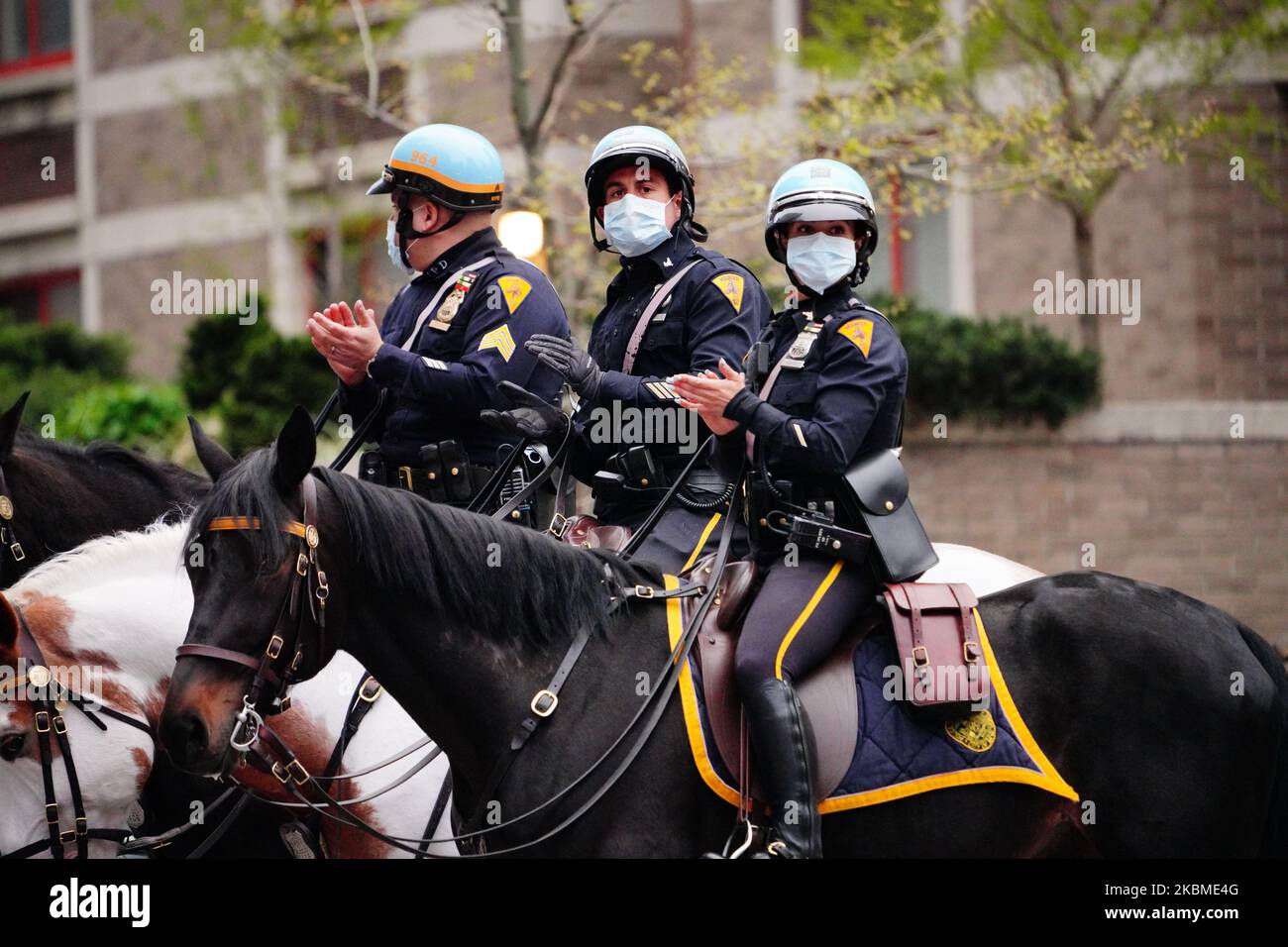 New Yorkers applaud medical front line workers at NYU Langone hospital ...