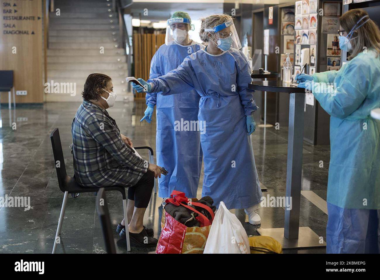 Taking patients temperature hi-res stock photography and images - Alamy