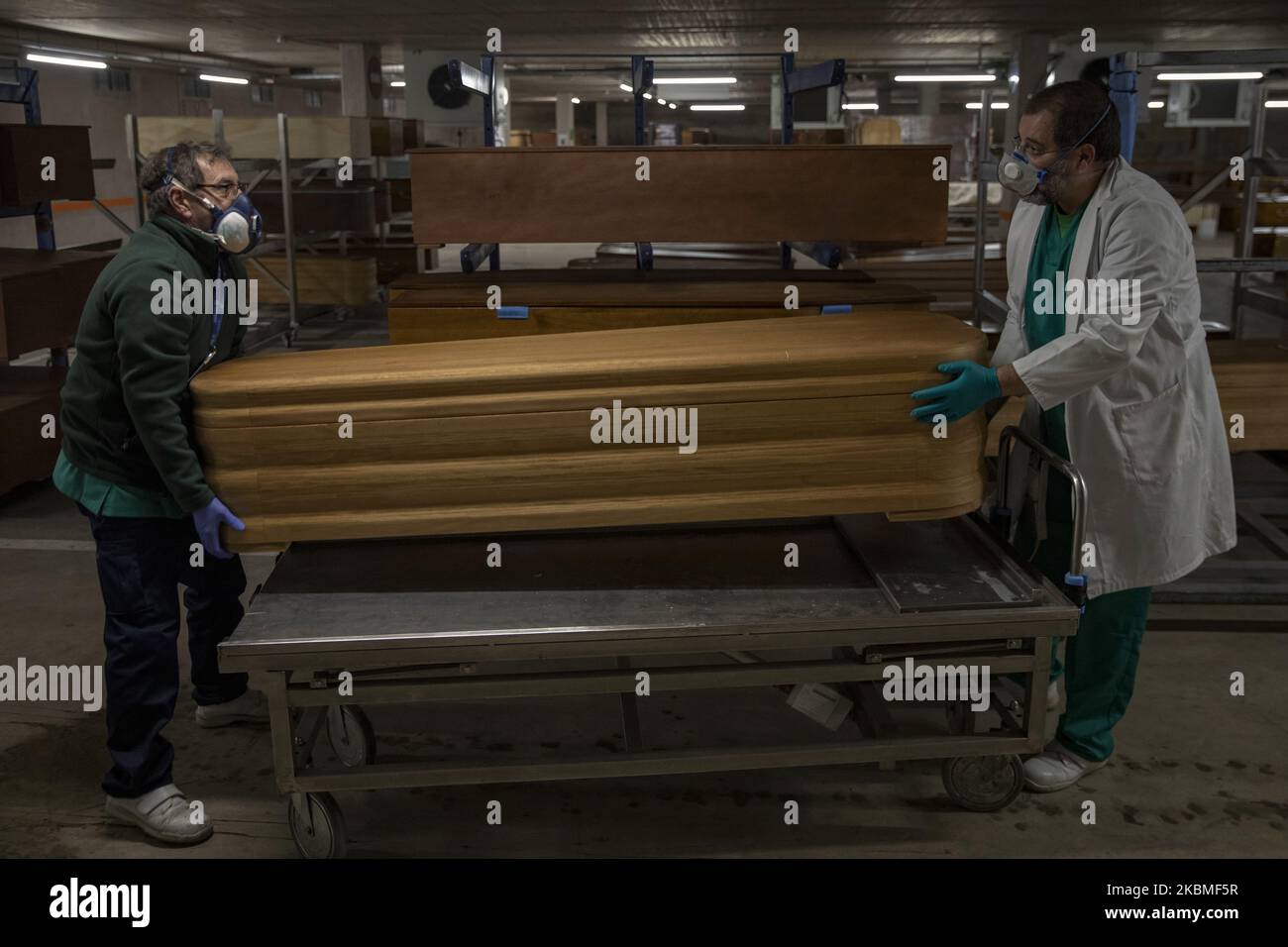 Coffins workers hi-res stock photography and images - Alamy