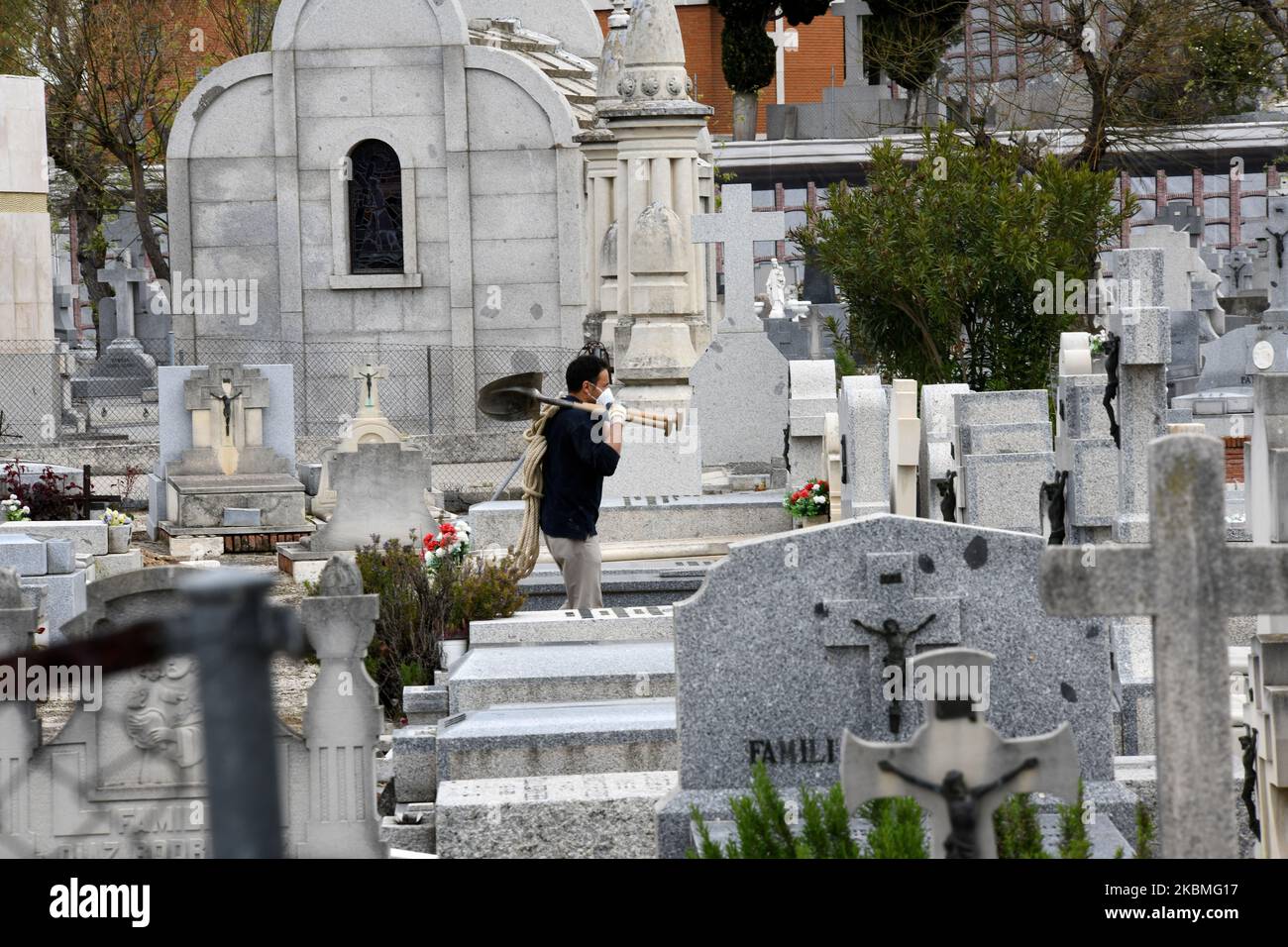 Mortuary employee hi-res stock photography and images - Alamy
