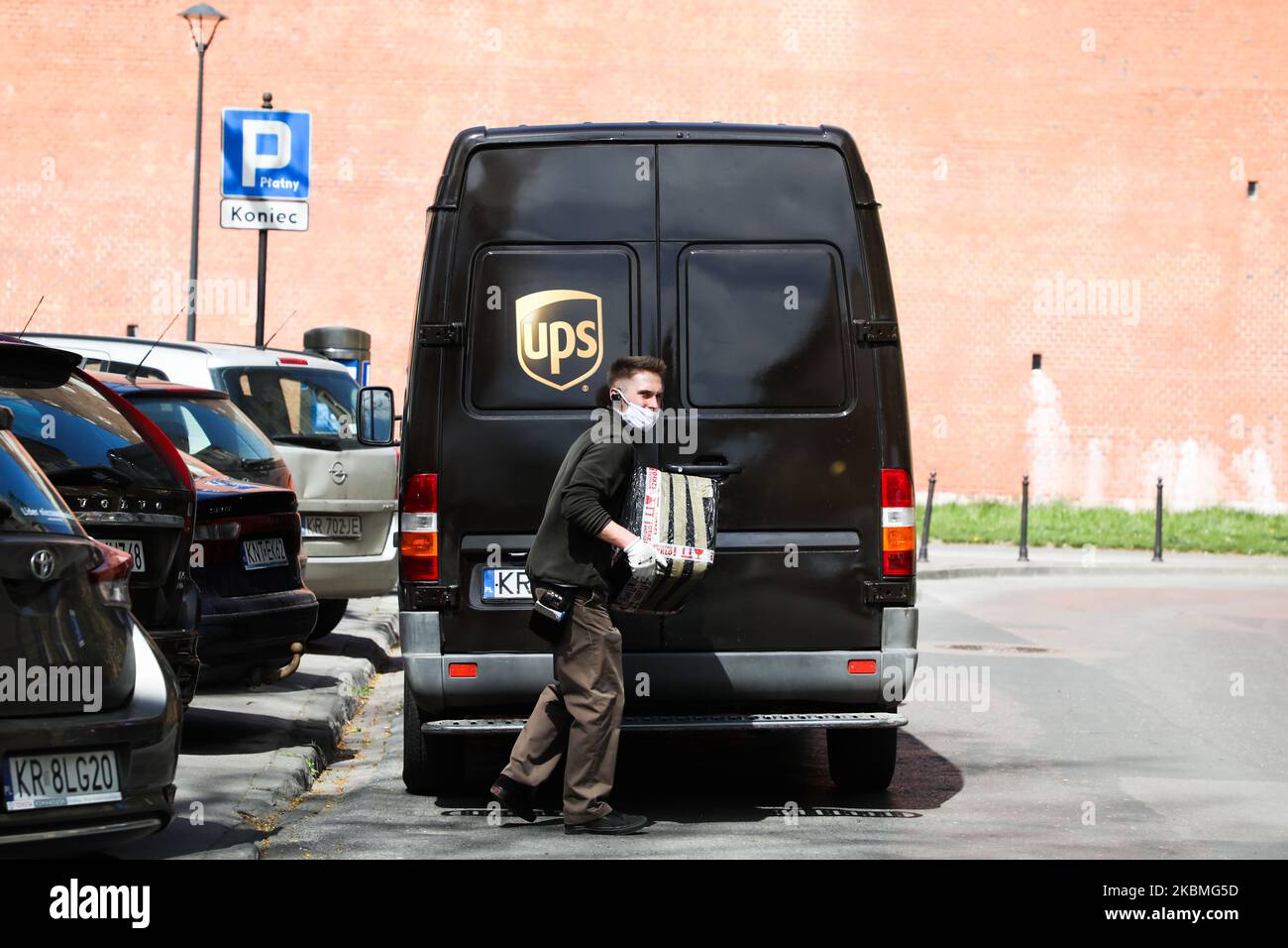 Ups delivery person hi-res stock photography and images - Alamy