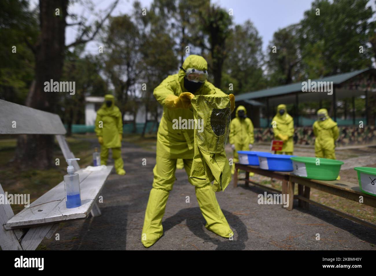 A Nepalese Army from Mahabir Ranger Regiment demonstrate, how to ...