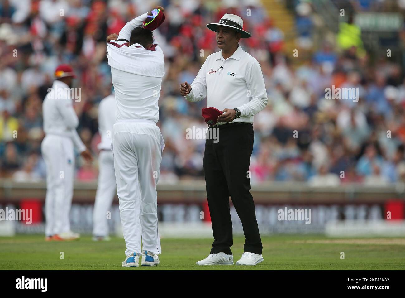 Umpire sundaram ravi hi-res stock photography and images - Alamy
