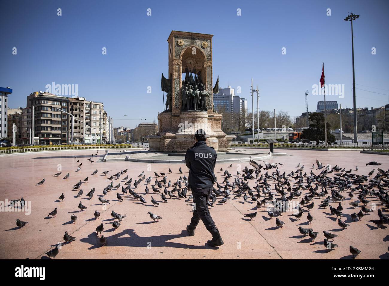 Police officer feeds birds hi-res stock photography and images - Alamy