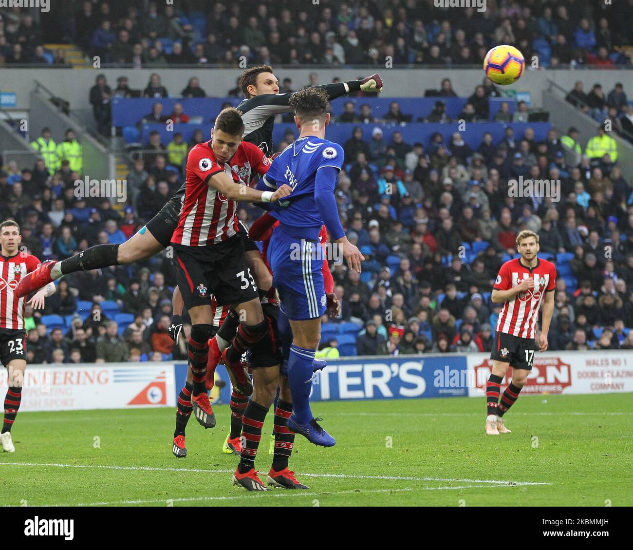 Southamptons alex mccarthy punches hi-res stock photography and images ...