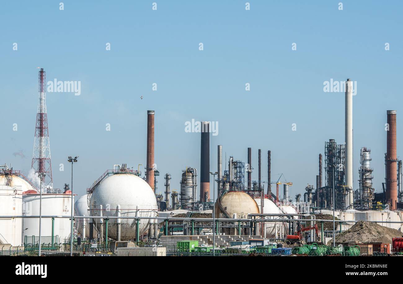 Worlds largest oil refinery hi-res stock photography and images - Alamy