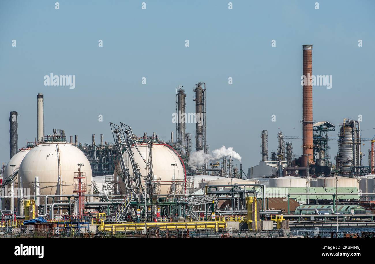 Worlds largest oil refinery hi-res stock photography and images - Alamy
