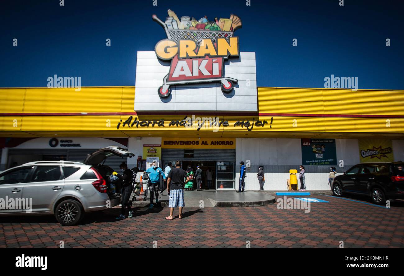 Waiting front hand signal hi-res stock photography and images - Alamy