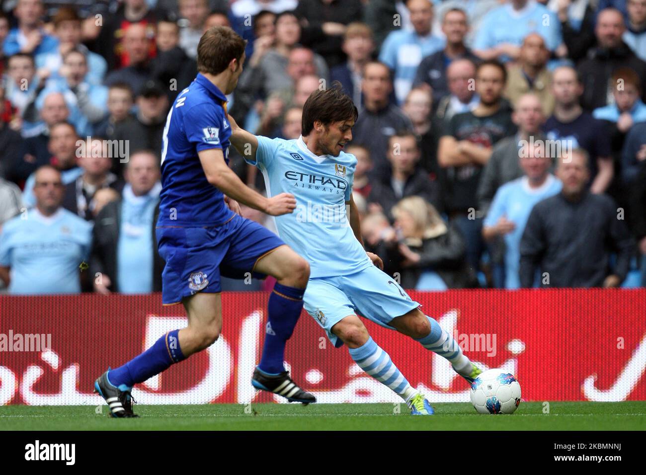 Cross past seamus coleman of everton hi-res stock photography and ...