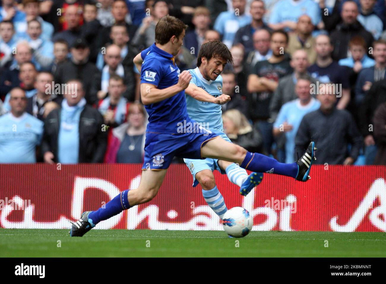 Cross past seamus coleman of everton hi-res stock photography and ...