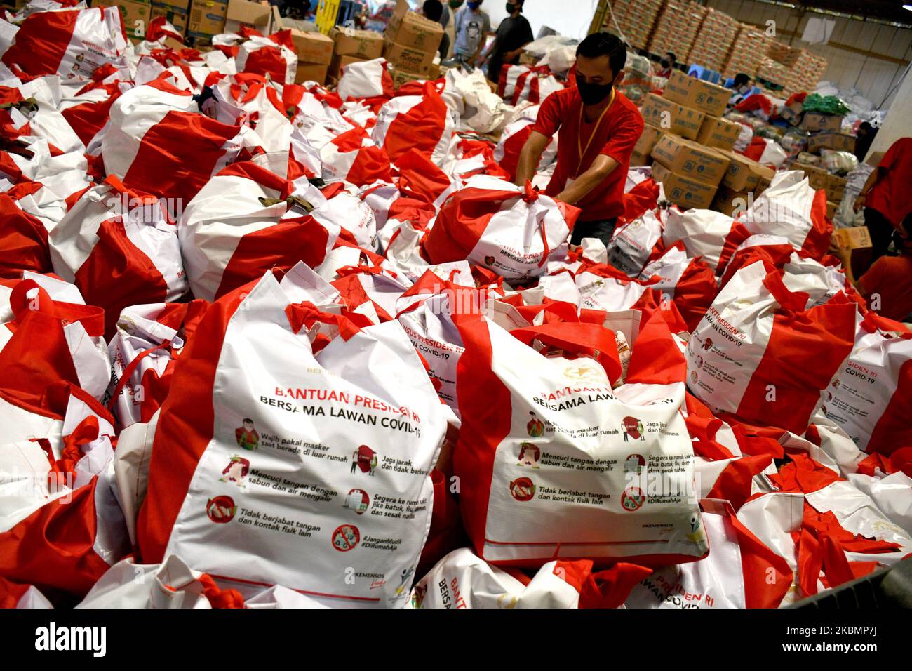 Workers package social assistance packages (social assistance) at Cipinang Food Station ...