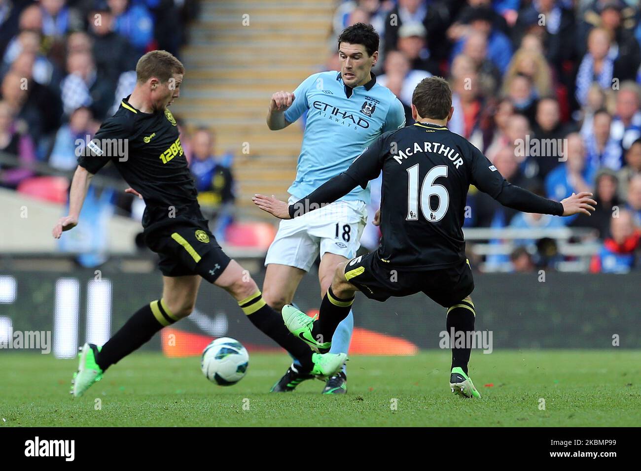 Gareth barry of manchester city battles hi-res stock photography and ...