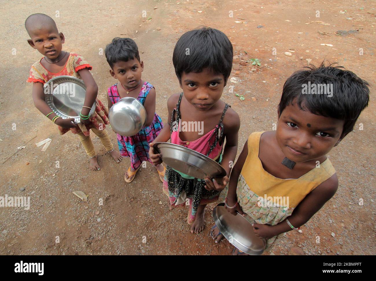 India slum food donate hi-res stock photography and images - Alamy