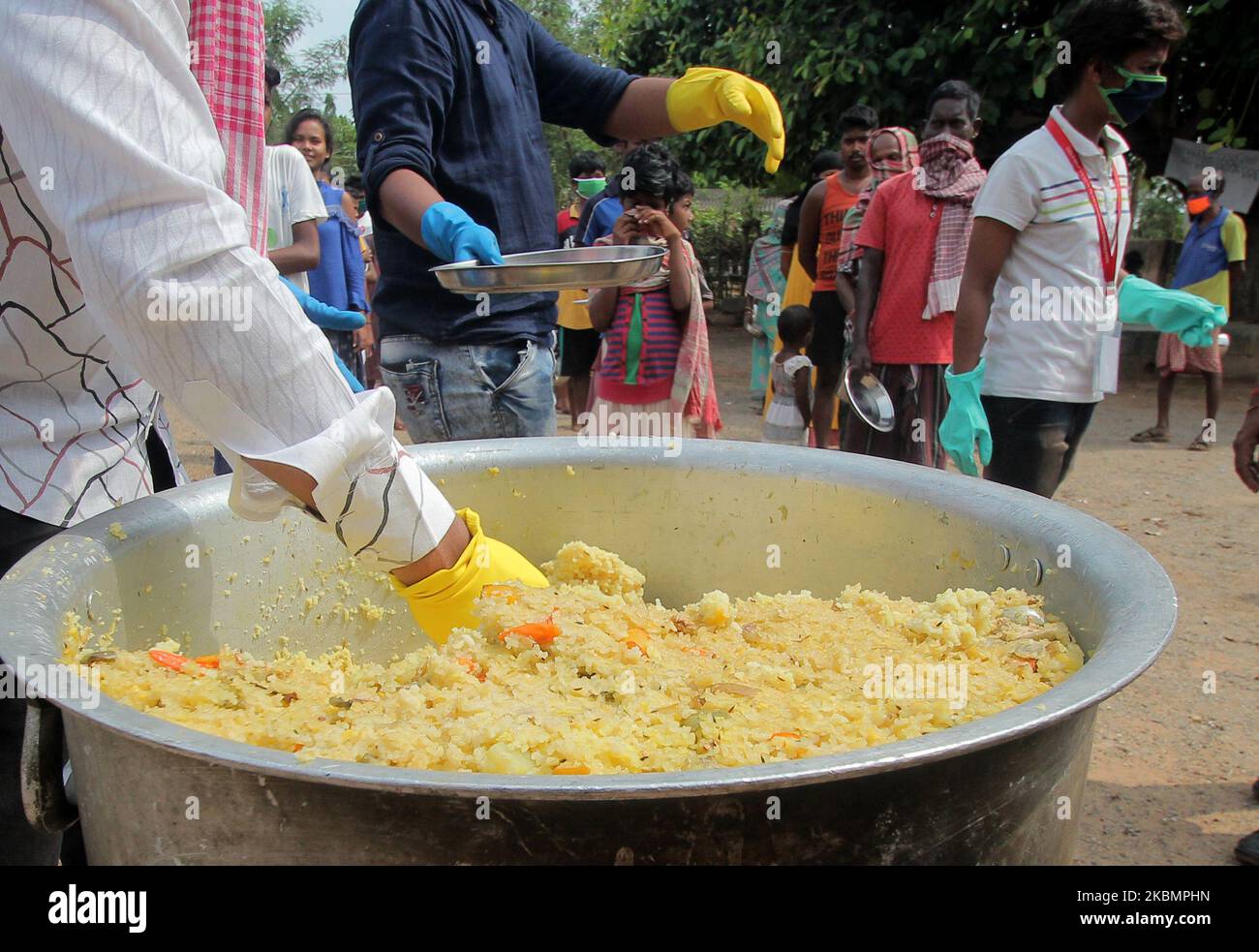 India slum food donate hi-res stock photography and images - Alamy