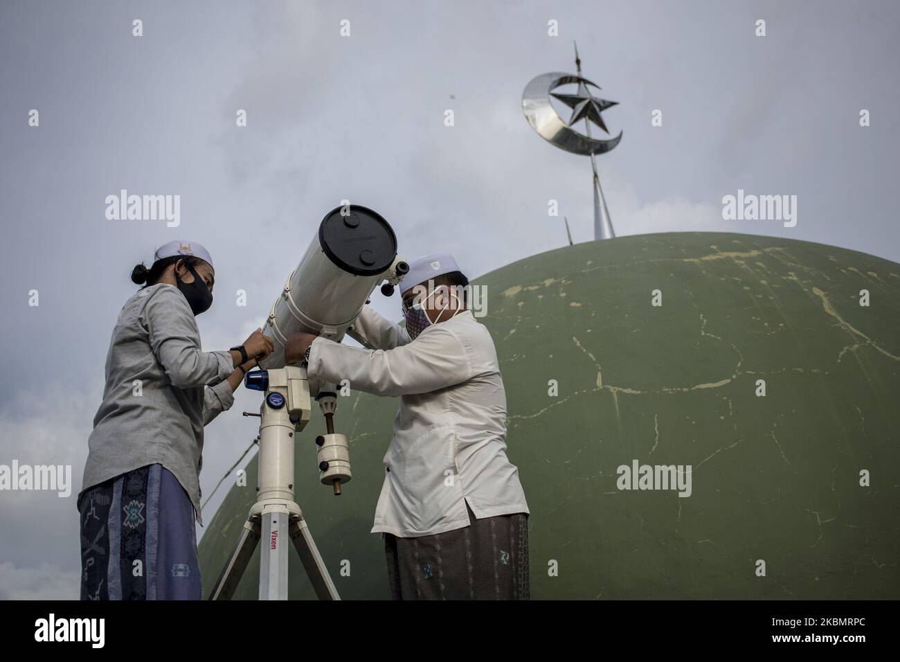 Indonesian muslim clerics observe the position of the moon, called ...