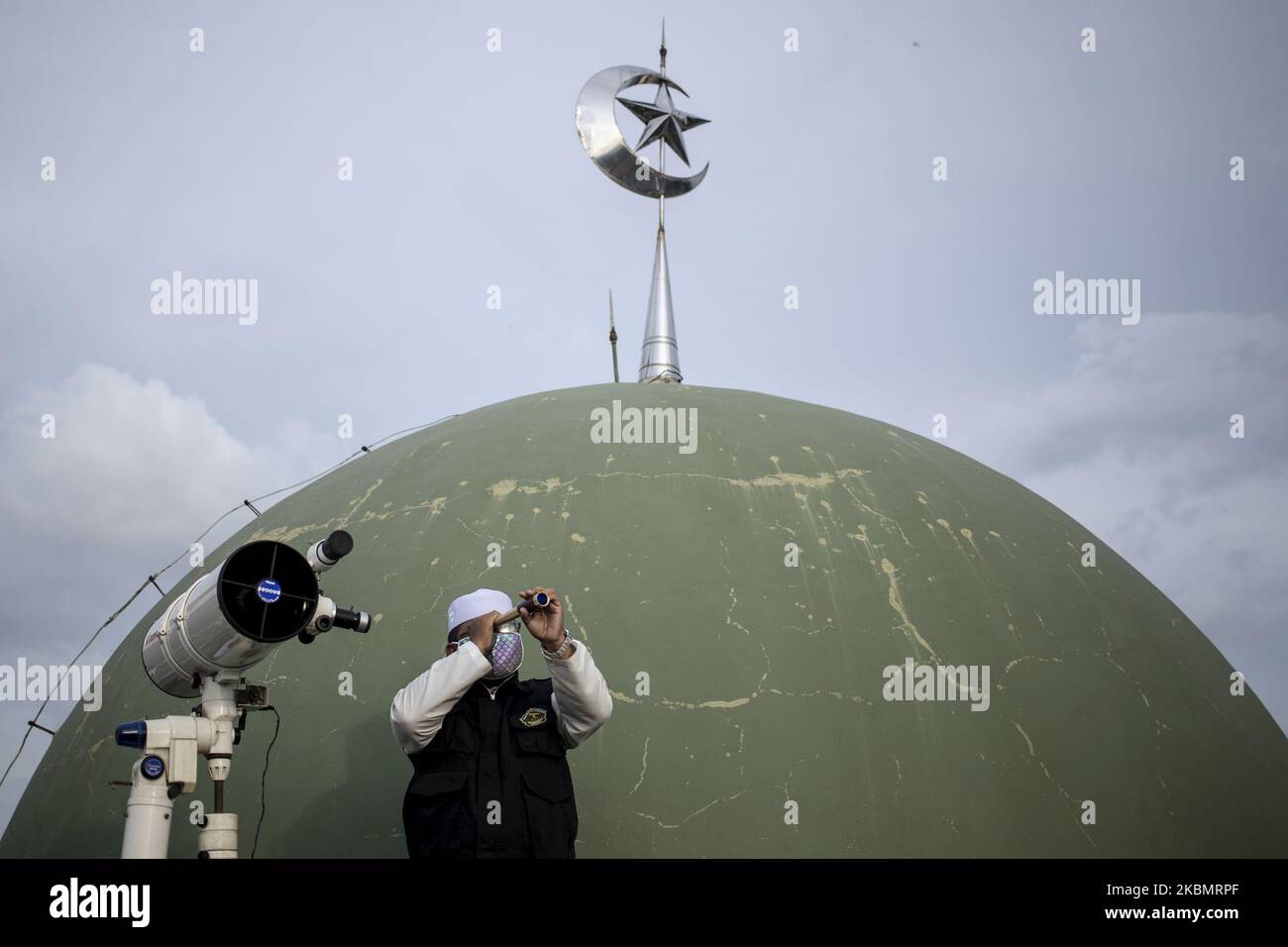 Indonesian muslim clerics observe the position of the moon, called ...