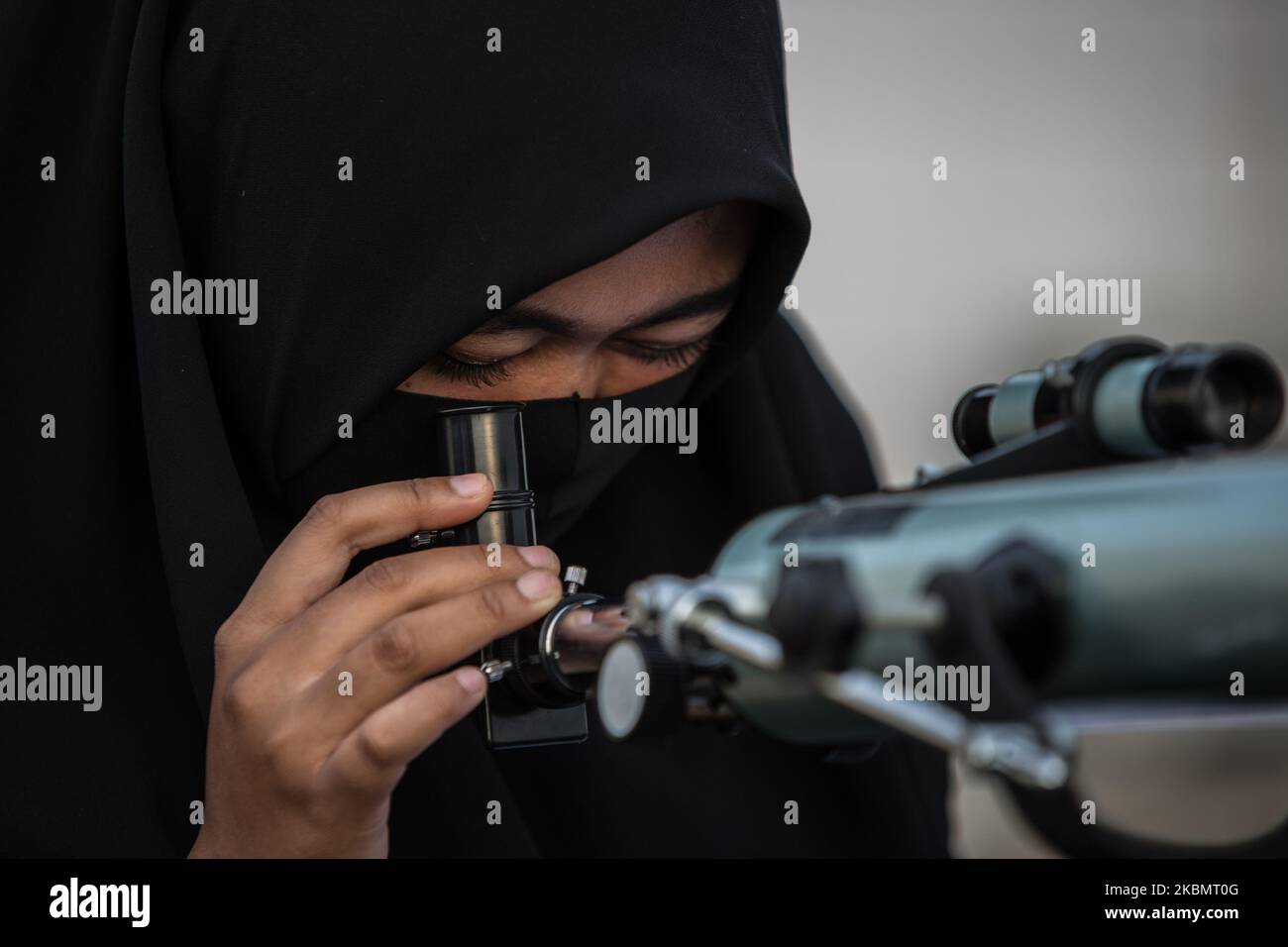 Moon using telescope hi-res stock photography and images - Alamy