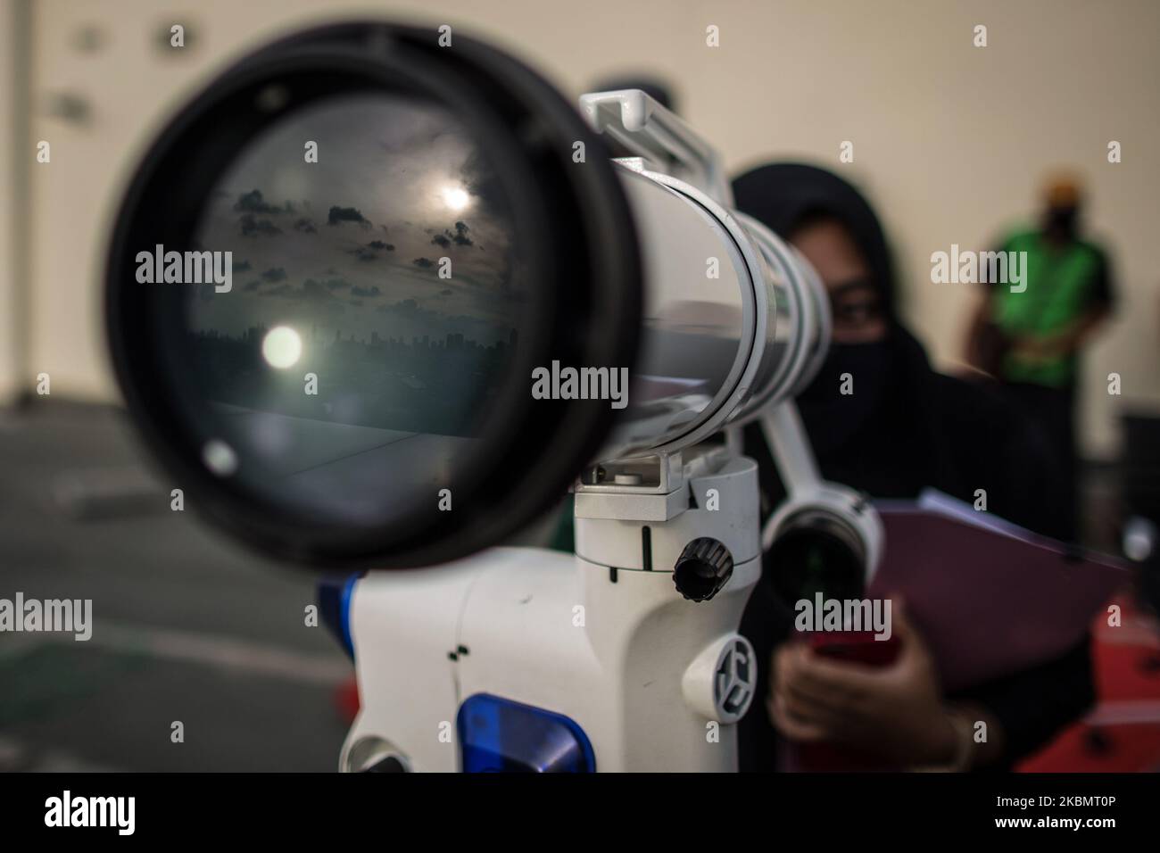 Moon using telescope hi-res stock photography and images - Alamy