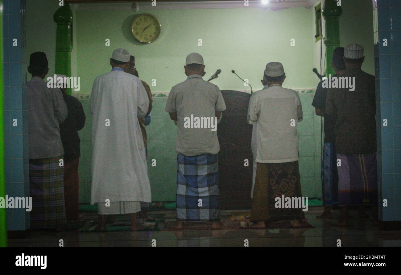 Muslims perform the first 'Tarawih' prayer on the eve of the Islamic ...