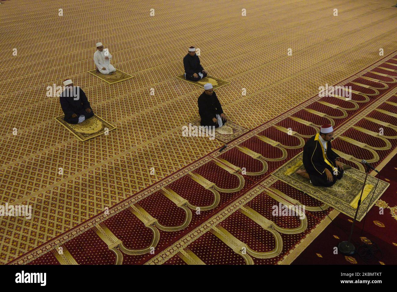 Imam leads prayer hi-res stock photography and images - Alamy