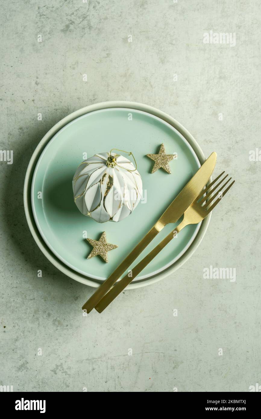 Christmas table setting with plate and golden cutlery , stars and ...